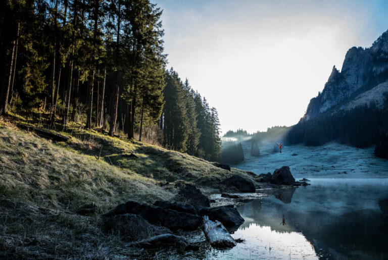 Waterline, Slackline over Water: Possibilities and webbings